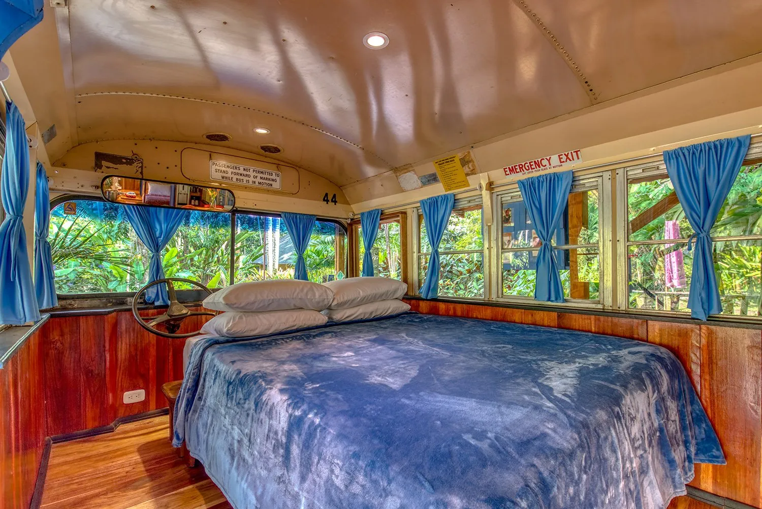 The School Bus - Tree House Lodge